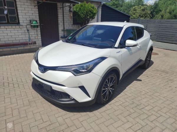 White Toyota C-HR 2019 in Kaunas, with an engine capacity of 1.80 L and mileage of 180 thousand km for 16350 €, photo 1 on AUTOMOTO.COM.LV