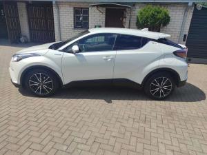 White Toyota C-HR 2019 in Kaunas, with an engine capacity of 1.80 L and mileage of 180 thousand km for 16350 €, photo 3 on AUTOMOTO.COM.LV