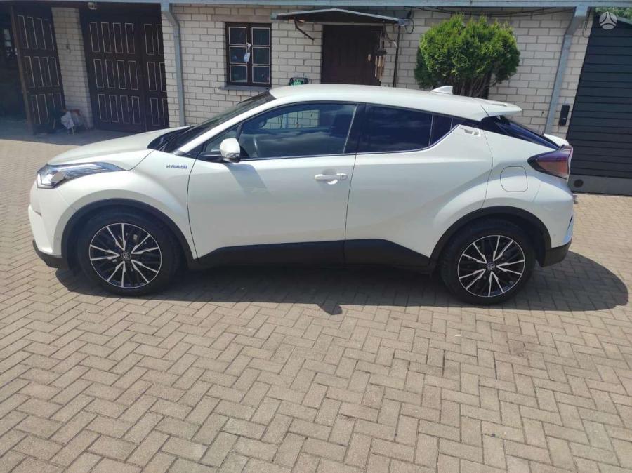 White Toyota C-HR 2019 in Kaunas, with an engine capacity of 1.80 L and mileage of 180 thousand km for 16350 €, photo 3 on AUTOMOTO.COM.LV