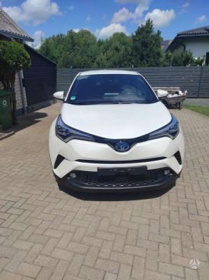 White Toyota C-HR 2019 in Kaunas, with an engine capacity of 1.80 L and mileage of 180 thousand km for 16350 €, photo 4 on AUTOMOTO.COM.LV