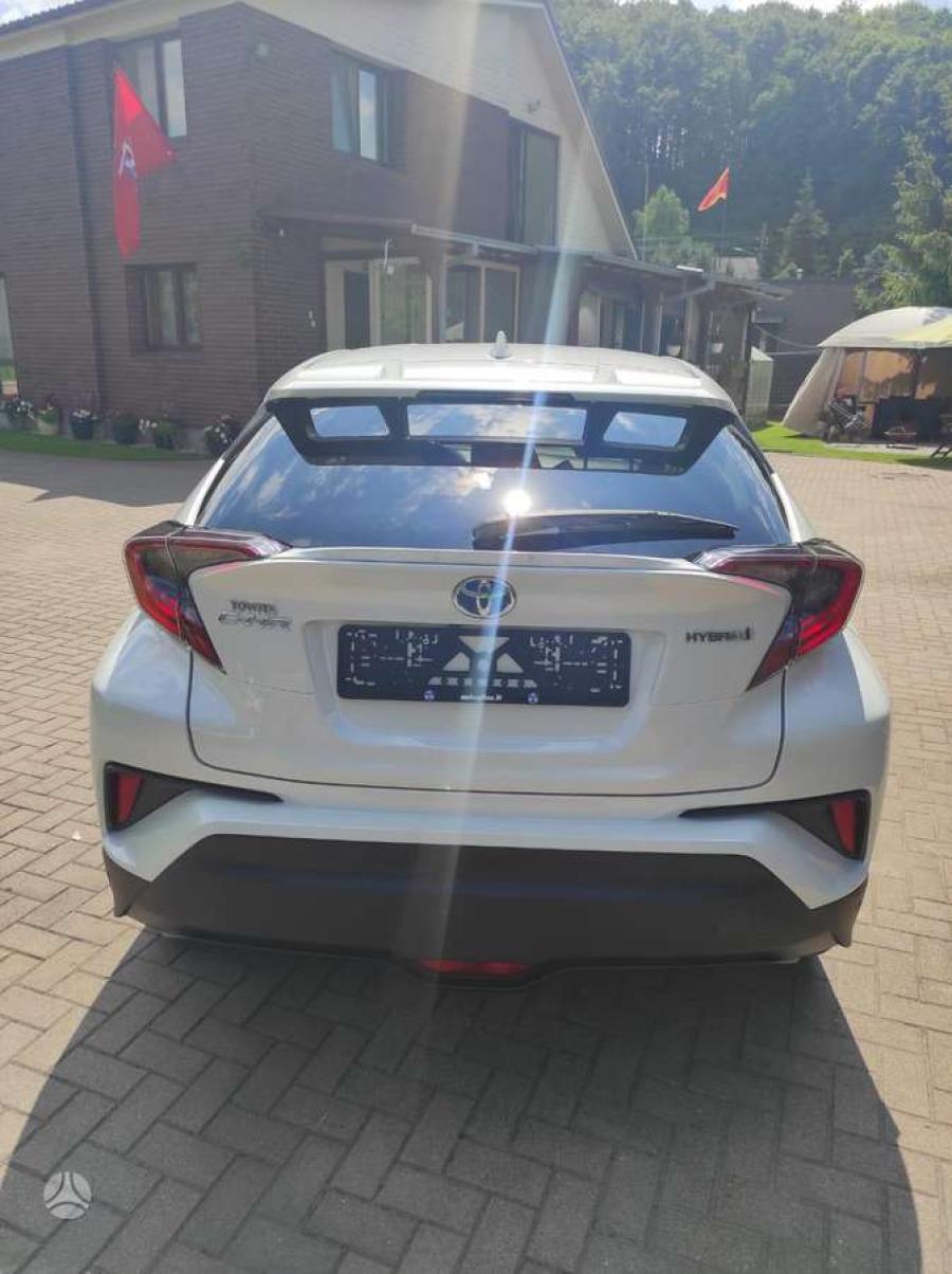 White Toyota C-HR 2019 in Kaunas, with an engine capacity of 1.80 L and mileage of 180 thousand km for 16350 €, photo 5 on AUTOMOTO.COM.LV