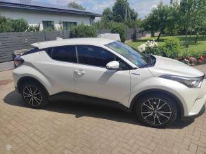 White Toyota C-HR 2019 in Kaunas, with an engine capacity of 1.80 L and mileage of 180 thousand km for 16350 €, photo 6 on AUTOMOTO.COM.LV