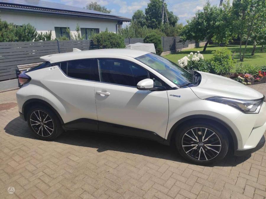 White Toyota C-HR 2019 in Kaunas, with an engine capacity of 1.80 L and mileage of 180 thousand km for 16350 €, photo 6 on AUTOMOTO.COM.LV