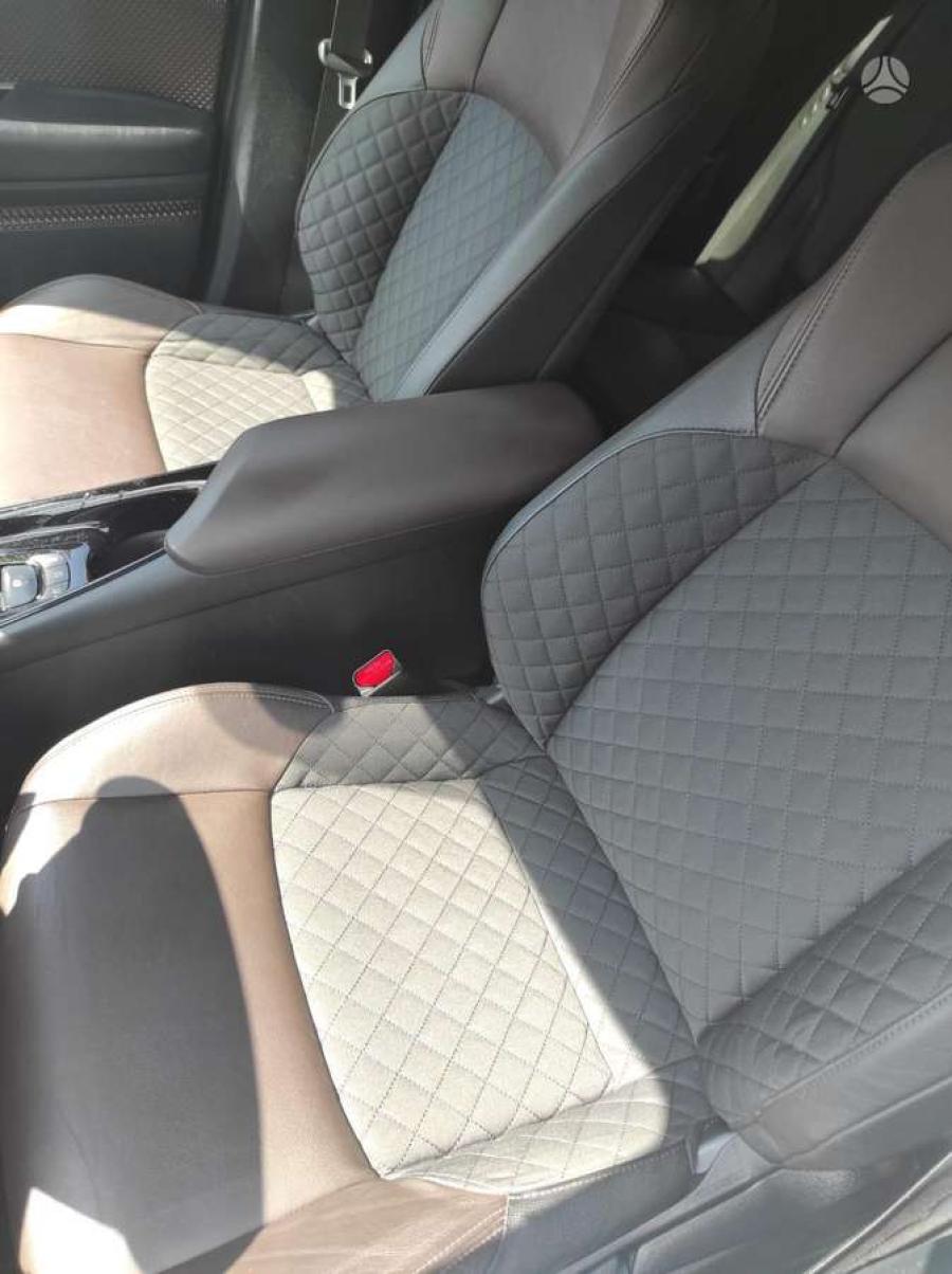 White Toyota C-HR 2019 in Kaunas, with an engine capacity of 1.80 L and mileage of 180 thousand km for 16350 €, photo 9 on AUTOMOTO.COM.LV