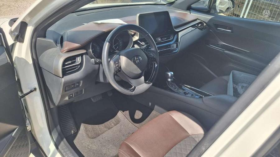 White Toyota C-HR 2019 in Kaunas, with an engine capacity of 1.80 L and mileage of 180 thousand km for 16350 €, photo 12 on AUTOMOTO.COM.LV