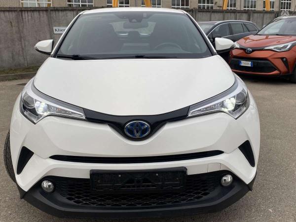 White Toyota C-HR 2019 in Vilnius, with an engine capacity of 1.80 L and mileage of 219 thousand km for 13000 €, photo 2 on AUTOMOTO.COM.LV