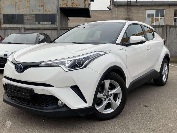 White Toyota C-HR 2019 in Vilnius, with an engine capacity of 1.80 L and mileage of 219 thousand km for 13000 €, photo 4 on AUTOMOTO.COM.LV