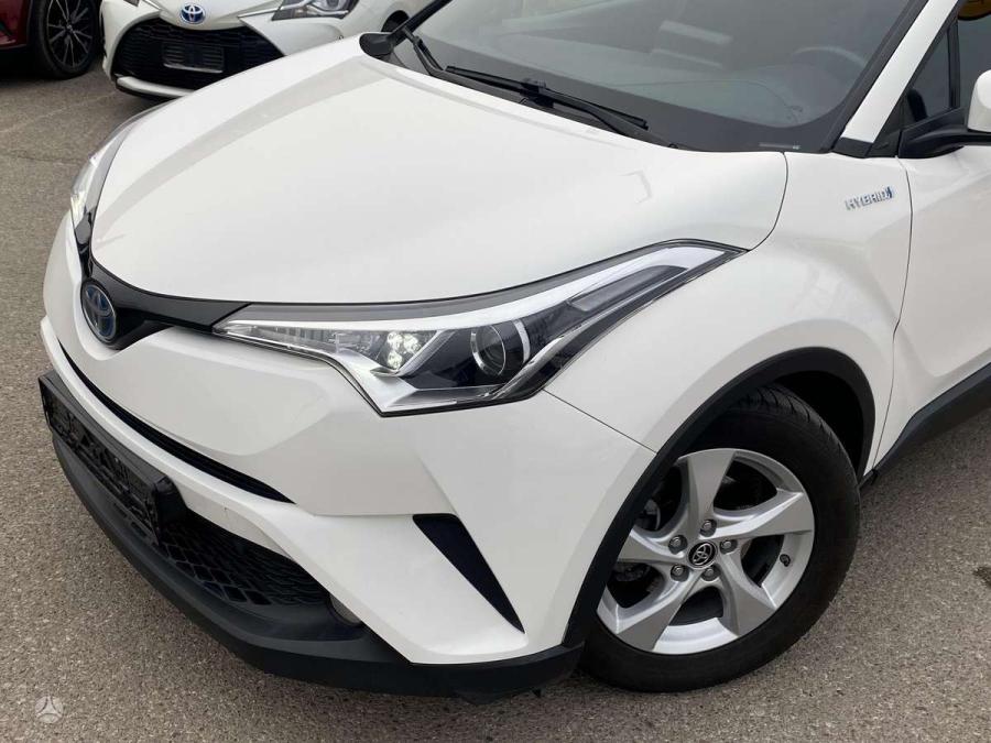 Белый Тойота C-HR 2019 в Вильнюс, объемом двигателя 1.80 л и пробегом 219 тыс. км за 13000 €, фото 6 на AUTOMOTO.COM.LV