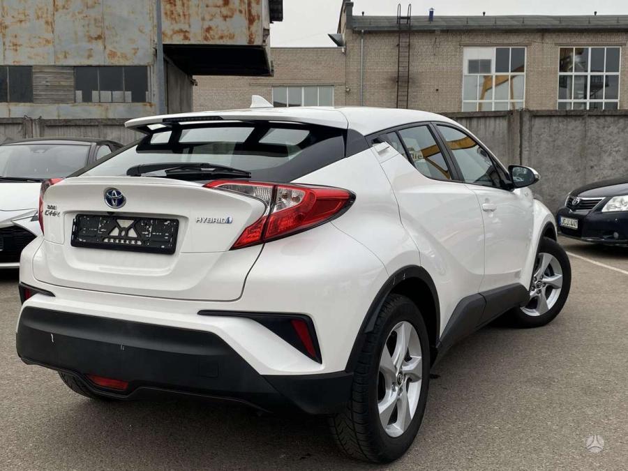 Белый Тойота C-HR 2019 в Вильнюс, объемом двигателя 1.80 л и пробегом 219 тыс. км за 13000 €, фото 7 на AUTOMOTO.COM.LV