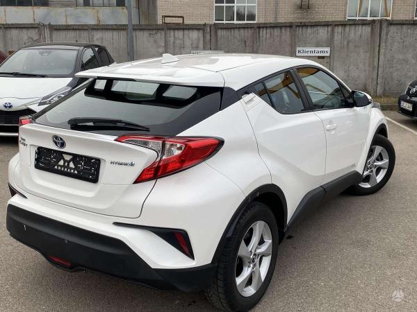 White Toyota C-HR 2019 in Vilnius, with an engine capacity of 1.80 L and mileage of 219 thousand km for 13000 €, photo 7 on AUTOMOTO.COM.LV