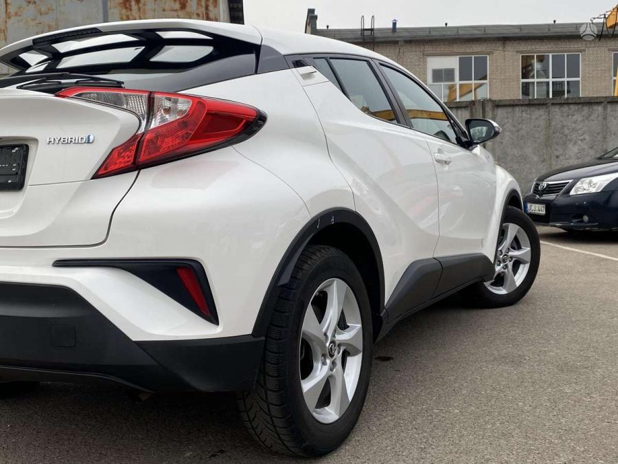 Белый Тойота C-HR 2019 в Вильнюс, объемом двигателя 1.80 л и пробегом 219 тыс. км за 13000 €, фото 9 на AUTOMOTO.COM.LV