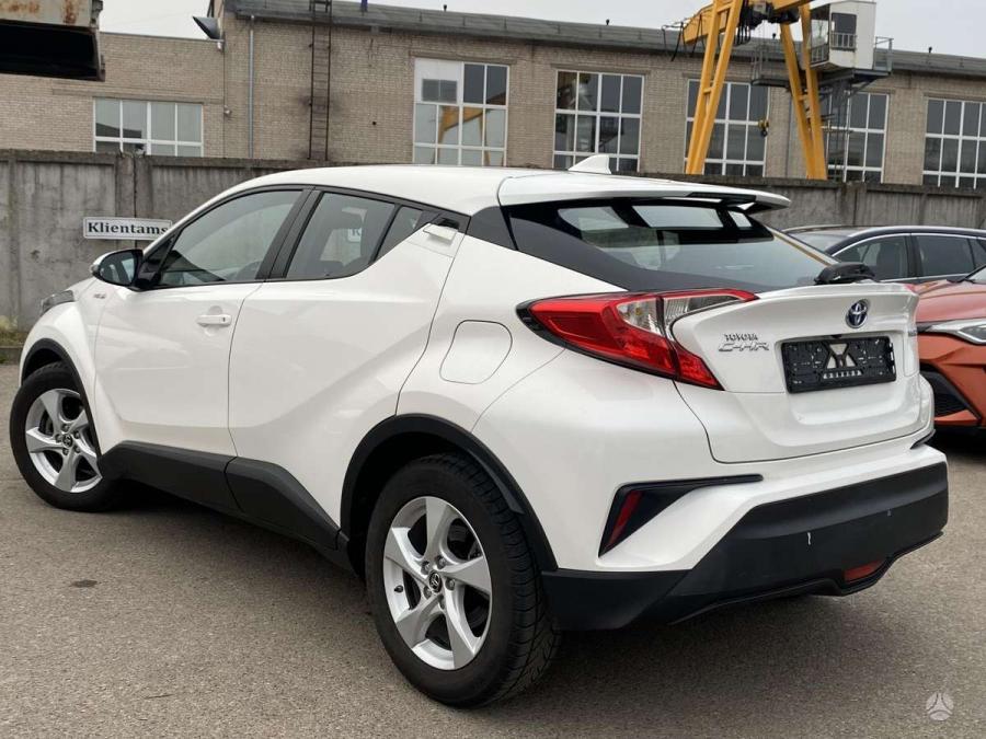 Белый Тойота C-HR 2019 в Вильнюс, объемом двигателя 1.80 л и пробегом 219 тыс. км за 13000 €, фото 11 на AUTOMOTO.COM.LV