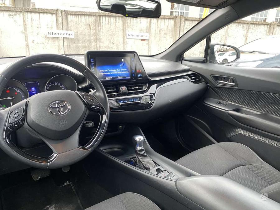 Белый Тойота C-HR 2019 в Вильнюс, объемом двигателя 1.80 л и пробегом 219 тыс. км за 13000 €, фото 14 на AUTOMOTO.COM.LV