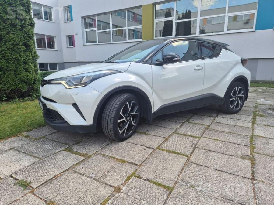 White Toyota C-HR 2019 in Riga, with an engine capacity of 1.20 L and mileage of 87 thousand km for 18500 €, photo 3 on AUTOMOTO.COM.LV