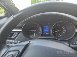 White Toyota C-HR 2019 in Riga, with an engine capacity of 1.20 L and mileage of 87 thousand km for 18500 €, photo 4 on AUTOMOTO.COM.LV