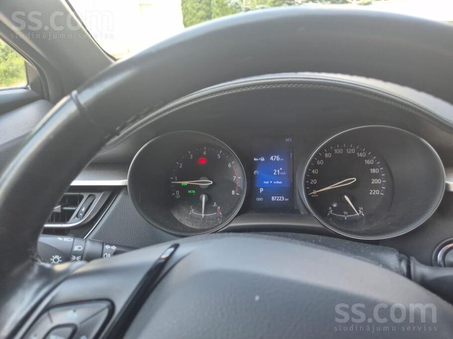 White Toyota C-HR 2019 in Riga, with an engine capacity of 1.20 L and mileage of 87 thousand km for 18500 €, photo 4 on AUTOMOTO.COM.LV