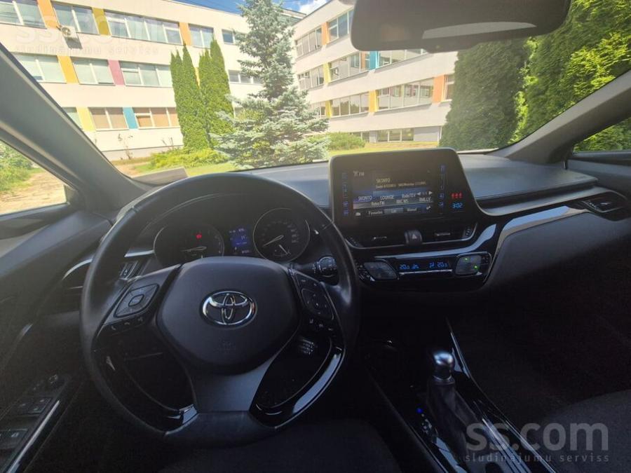White Toyota C-HR 2019 in Riga, with an engine capacity of 1.20 L and mileage of 87 thousand km for 18500 €, photo 5 on AUTOMOTO.COM.LV