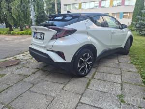White Toyota C-HR 2019 in Riga, with an engine capacity of 1.20 L and mileage of 87 thousand km for 18500 €, photo 6 on AUTOMOTO.COM.LV