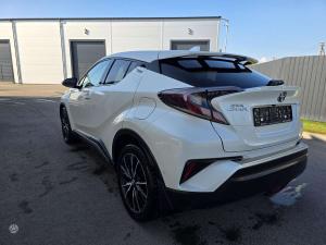 White Toyota C-HR 2019 in Kretinga, with an engine capacity of 1.80 L and mileage of 261 thousand km for 13800 €, photo 3 on AUTOMOTO.COM.LV