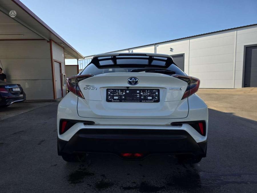 White Toyota C-HR 2019 in Kretinga, with an engine capacity of 1.80 L and mileage of 261 thousand km for 13800 €, photo 4 on AUTOMOTO.COM.LV