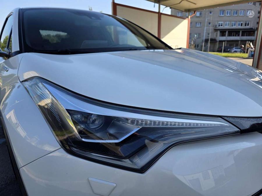 White Toyota C-HR 2019 in Kretinga, with an engine capacity of 1.80 L and mileage of 261 thousand km for 13800 €, photo 7 on AUTOMOTO.COM.LV