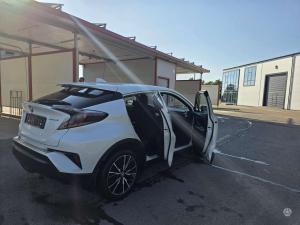 White Toyota C-HR 2019 in Kretinga, with an engine capacity of 1.80 L and mileage of 261 thousand km for 13800 €, photo 8 on AUTOMOTO.COM.LV