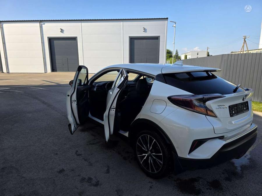 White Toyota C-HR 2019 in Kretinga, with an engine capacity of 1.80 L and mileage of 261 thousand km for 13800 €, photo 9 on AUTOMOTO.COM.LV
