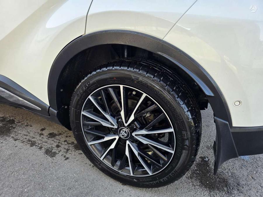 White Toyota C-HR 2019 in Kretinga, with an engine capacity of 1.80 L and mileage of 261 thousand km for 13800 €, photo 10 on AUTOMOTO.COM.LV
