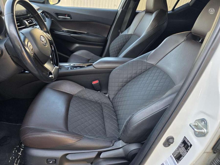 White Toyota C-HR 2019 in Kretinga, with an engine capacity of 1.80 L and mileage of 261 thousand km for 13800 €, photo 11 on AUTOMOTO.COM.LV