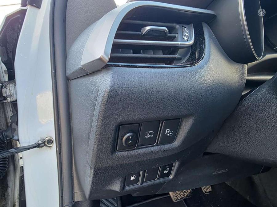 White Toyota C-HR 2019 in Kretinga, with an engine capacity of 1.80 L and mileage of 261 thousand km for 13800 €, photo 12 on AUTOMOTO.COM.LV