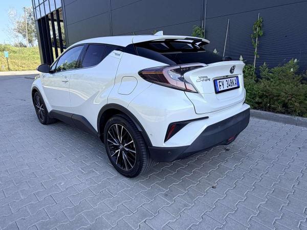 White Toyota C-HR 2019 in Vilnius, with an engine capacity of 1.80 L and mileage of 187 thousand km for 16900 €, photo 4 on AUTOMOTO.COM.LV