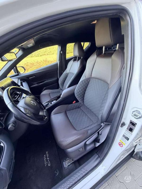 White Toyota C-HR 2019 in Vilnius, with an engine capacity of 1.80 L and mileage of 187 thousand km for 16900 €, photo 6 on AUTOMOTO.COM.LV