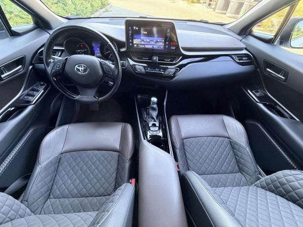 White Toyota C-HR 2019 in Vilnius, with an engine capacity of 1.80 L and mileage of 187 thousand km for 16900 €, photo 7 on AUTOMOTO.COM.LV
