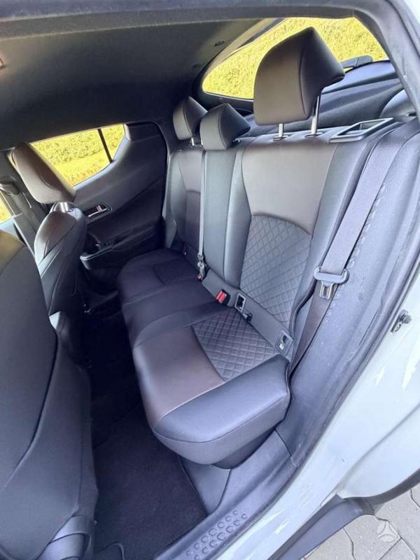 White Toyota C-HR 2019 in Vilnius, with an engine capacity of 1.80 L and mileage of 187 thousand km for 16900 €, photo 8 on AUTOMOTO.COM.LV