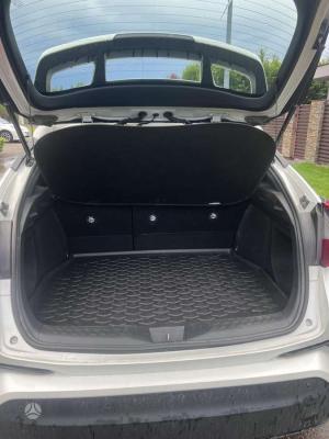 White Toyota C-HR 2019 in Kaunas, with an engine capacity of 1.99 L and mileage of 87 thousand km for 13600 €, photo 5 on AUTOMOTO.COM.LV