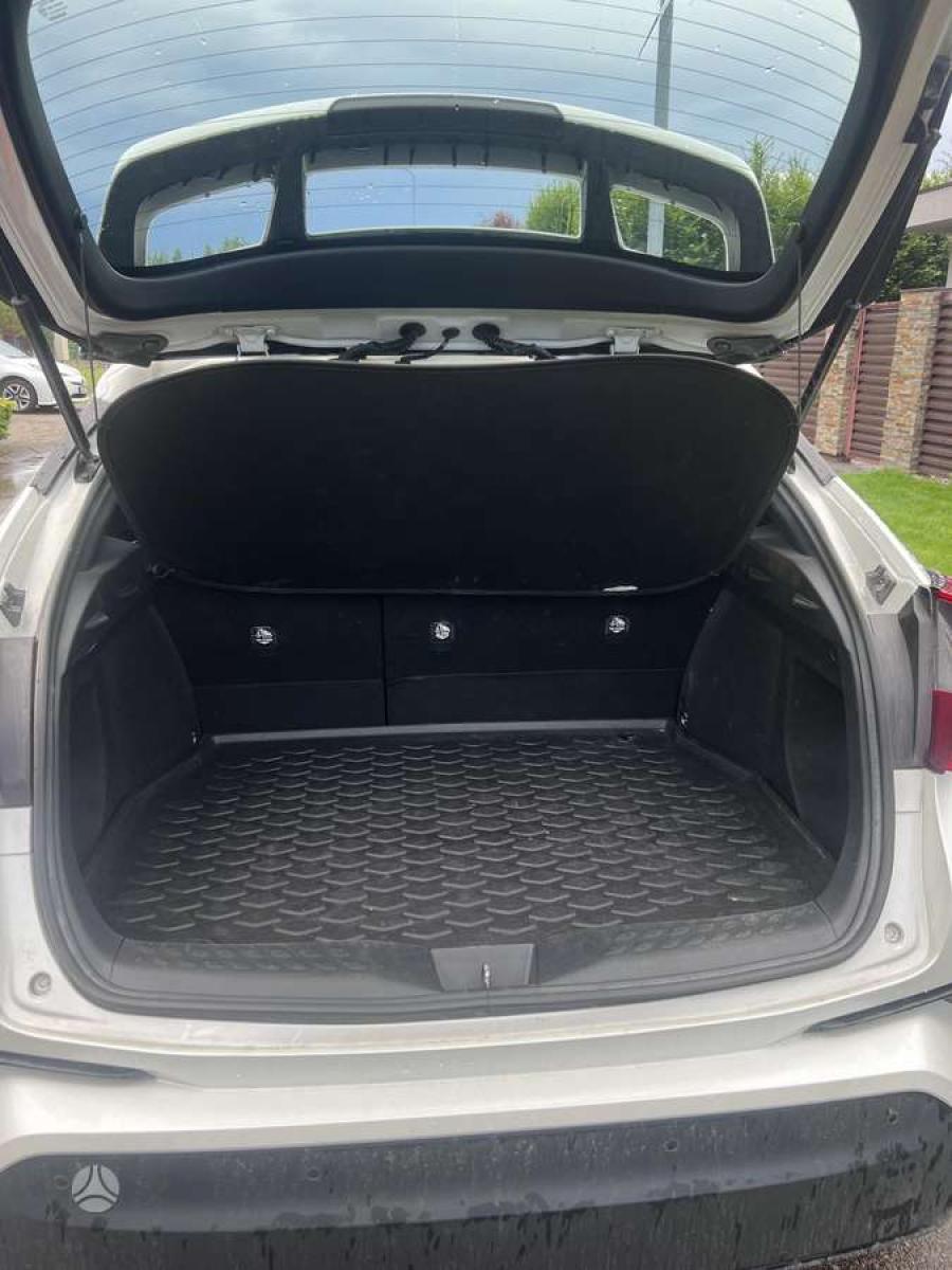 White Toyota C-HR 2019 in Kaunas, with an engine capacity of 1.99 L and mileage of 87 thousand km for 13600 €, photo 5 on AUTOMOTO.COM.LV