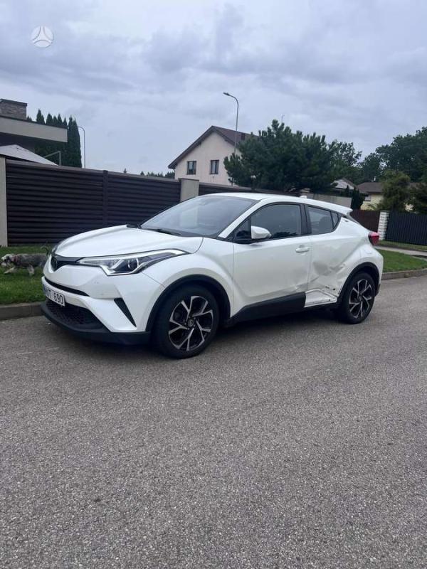 Белый Тойота C-HR 2019 в Каунас, объемом двигателя 1.99 л и пробегом 87 тыс. км за 13600 €, фото 5 на AUTOMOTO.COM.LV
