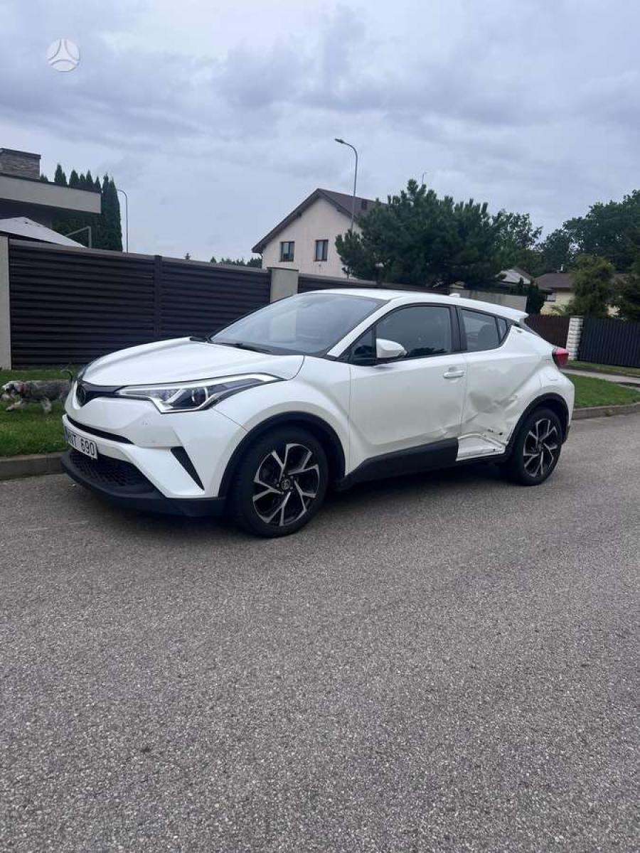 White Toyota C-HR 2019 in Kaunas, with an engine capacity of 1.99 L and mileage of 87 thousand km for 13600 €, photo 6 on AUTOMOTO.COM.LV