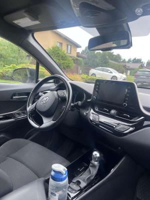 White Toyota C-HR 2019 in Kaunas, with an engine capacity of 1.99 L and mileage of 87 thousand km for 13600 €, photo 7 on AUTOMOTO.COM.LV