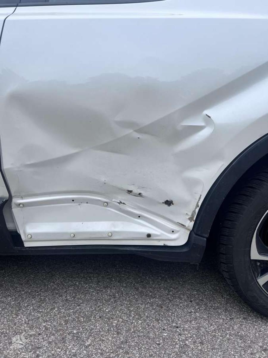 White Toyota C-HR 2019 in Kaunas, with an engine capacity of 1.99 L and mileage of 87 thousand km for 13600 €, photo 8 on AUTOMOTO.COM.LV