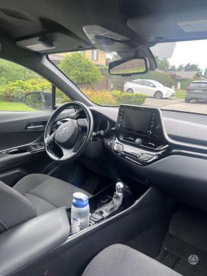 White Toyota C-HR 2019 in Kaunas, with an engine capacity of 1.99 L and mileage of 87 thousand km for 13600 €, photo 10 on AUTOMOTO.COM.LV