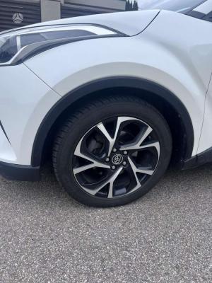 White Toyota C-HR 2019 in Kaunas, with an engine capacity of 1.99 L and mileage of 87 thousand km for 13600 €, photo 11 on AUTOMOTO.COM.LV