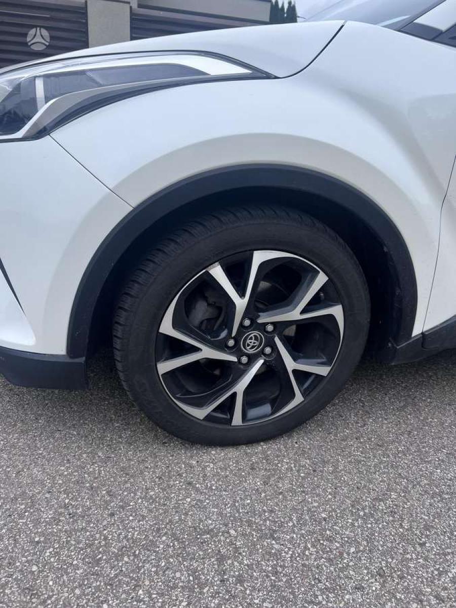 White Toyota C-HR 2019 in Kaunas, with an engine capacity of 1.99 L and mileage of 87 thousand km for 13600 €, photo 11 on AUTOMOTO.COM.LV