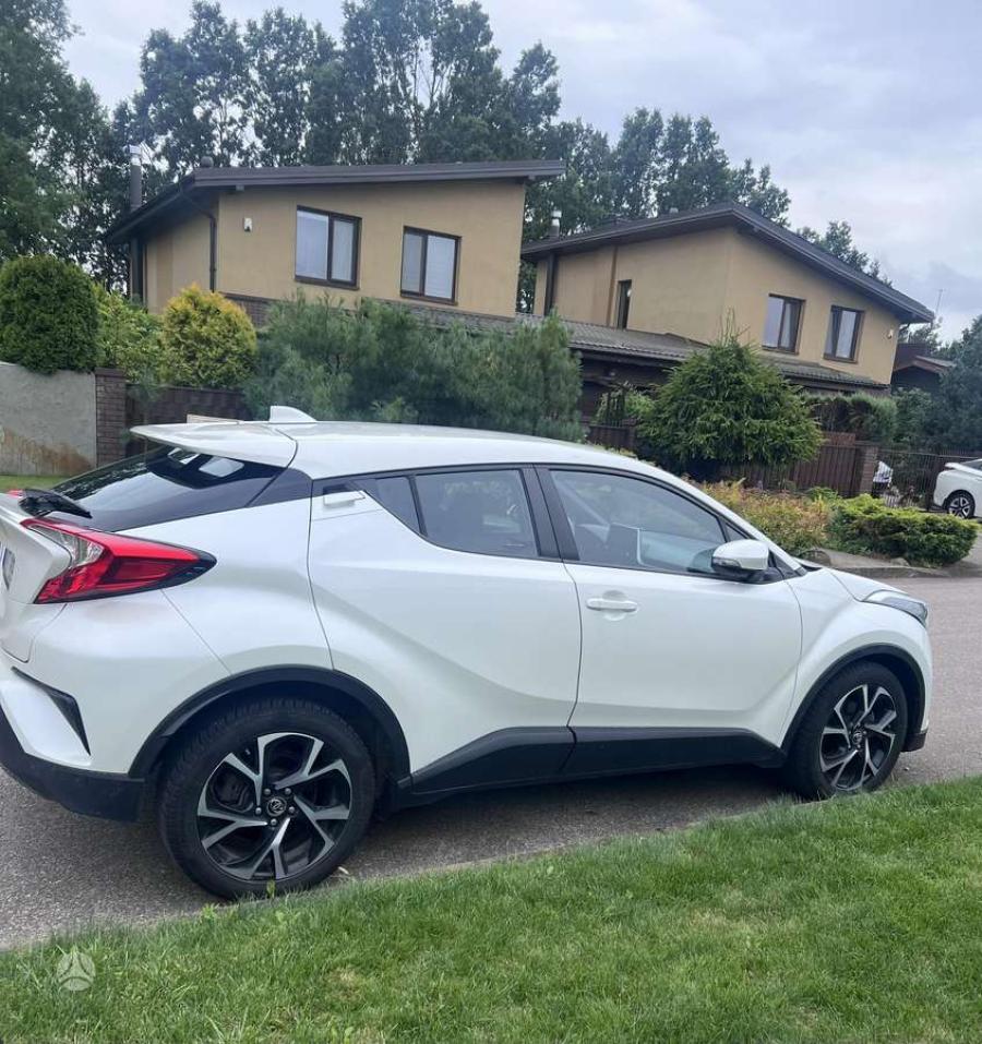 White Toyota C-HR 2019 in Kaunas, with an engine capacity of 1.99 L and mileage of 87 thousand km for 13600 €, photo 14 on AUTOMOTO.COM.LV