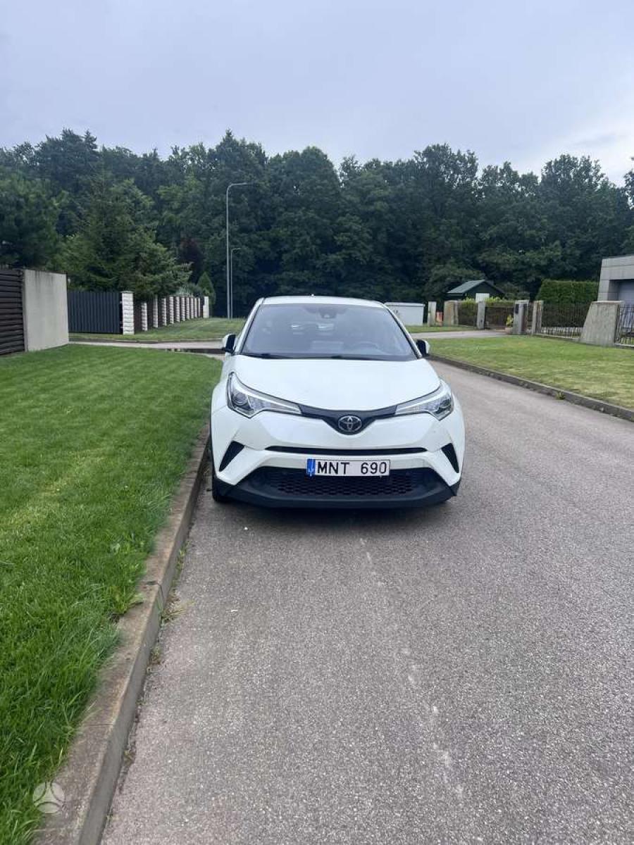 White Toyota C-HR 2019 in Kaunas, with an engine capacity of 1.99 L and mileage of 87 thousand km for 13600 €, photo 15 on AUTOMOTO.COM.LV
