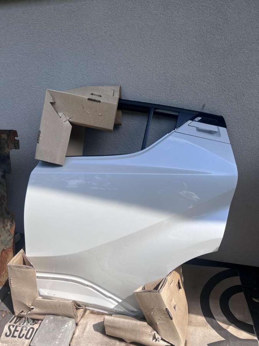 White Toyota C-HR 2019 in Kaunas, with an engine capacity of 1.99 L and mileage of 87 thousand km for 13600 €, photo 16 on AUTOMOTO.COM.LV
