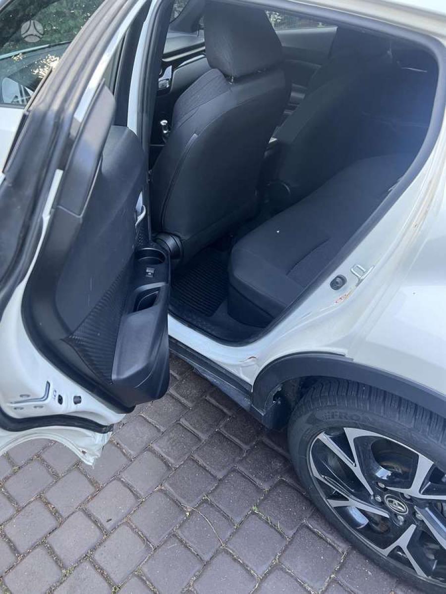 White Toyota C-HR 2019 in Kaunas, with an engine capacity of 1.99 L and mileage of 87 thousand km for 13600 €, photo 23 on AUTOMOTO.COM.LV