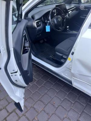 White Toyota C-HR 2019 in Kaunas, with an engine capacity of 1.99 L and mileage of 87 thousand km for 13600 €, photo 24 on AUTOMOTO.COM.LV