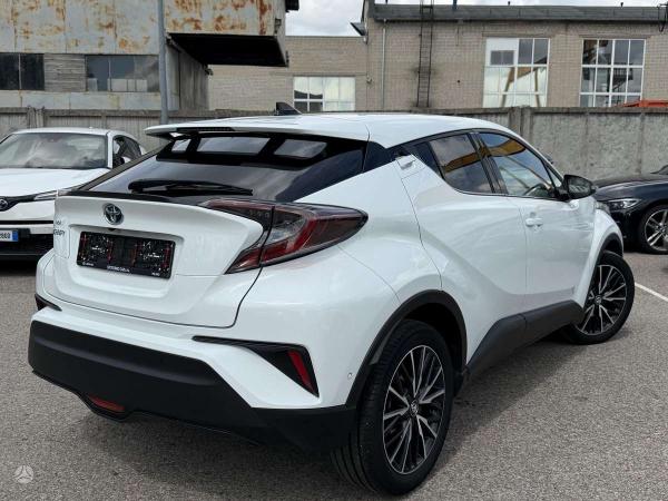 White Toyota C-HR 2019 in Vilnius, with an engine capacity of 1.80 L and mileage of 157 thousand km for 14700 €, photo 8 on AUTOMOTO.COM.LV