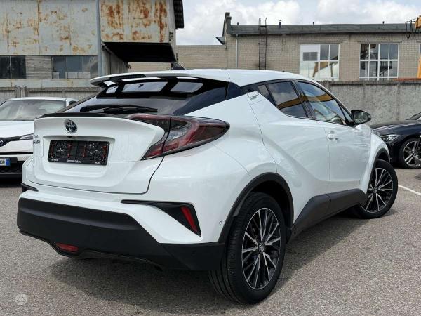 White Toyota C-HR 2019 in Vilnius, with an engine capacity of 1.80 L and mileage of 157 thousand km for 14700 €, photo 9 on AUTOMOTO.COM.LV